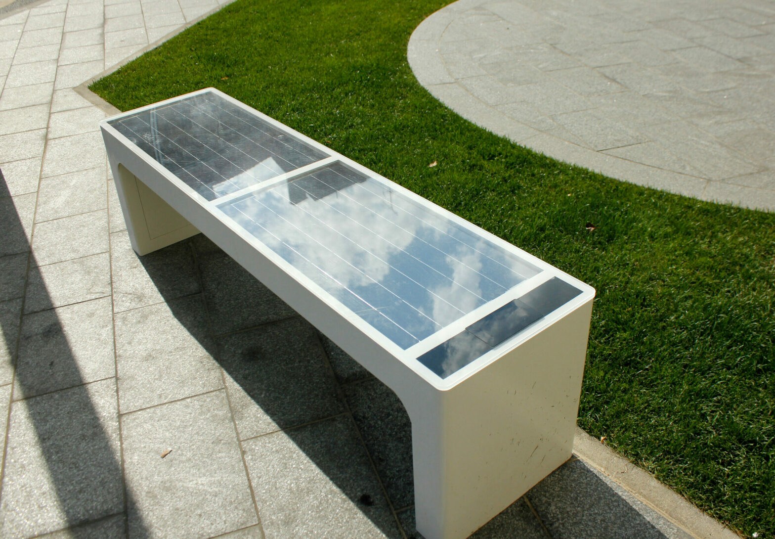 The Rise of Digital Benches: What Makes Them Smart?